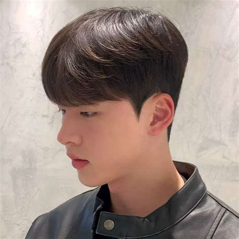 요닝 지민부원장 • 남자머리 남자커트 남자펌 요닝지민 앞머리 정리는 못하고 찍었지만 반달눈 영우님의 가르마펌 🙄 문의는 프로필 링크 예약은 네이버 예약으로