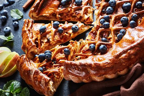 재료와 콘크리트 테이블에 검은 슬레이트 접시에 애플 블루 베리 파이 0명에 대한 스톡 사진 및 기타 이미지 0명 갈색