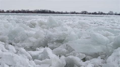 꽁꽁 언 호수 얼음 깨져 10명이 얼음조각 타고 16km 표류
