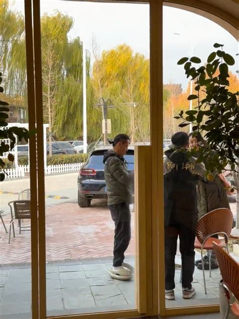 梁洛施与导演马浴柯多张约会照公开，男方被曝很早就有老婆儿子，疑已离婚腾讯新闻