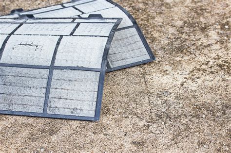 空调防尘过滤网脏污准备在地面清洁