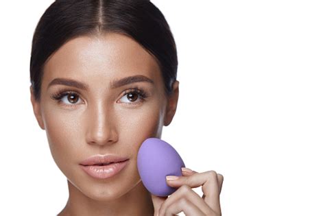 뷰티 메이크업입니다 스폰지와 재단을 적용 하는 아름 다운 여자 가리기에 대한 스톡 사진 및 기타 이미지 가리기 갈색 갈색 머리 Istock