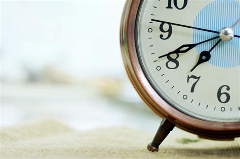 ВИКЕНДОВ ЗАПОЧНУВА ЗИМСКО СМЕТАЊЕ НА ВРЕМЕТО Поместете ги стрелките на часовникот