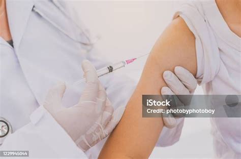 의사는 현재 팔을 주입하여 환자를 치료하고 있습니다 바이러스를 예방하고 치료하기 위한 예방 접종 또는 약물 치료 건강관리와
