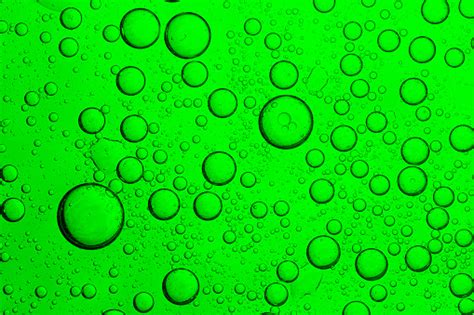 녹색 매크로 거품 질감 밝은 녹색 배경 물에 기름이 떨어지는 근접 촬영 거품이 있는 액체 표면의 추상적인 매크로 사진 구조적인 물 질감의 밝은 디자인 0명에 대한 스톡 사진