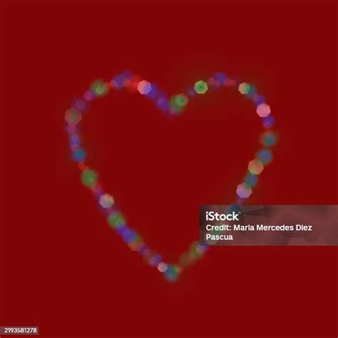 다양한 색상의 많은 작은 기하학적 모양으로 만든 하트 모양의 그림입니다 사랑과 애정의 개념 빨간색 배경입니다 검정색 배경에 대한 스톡 벡터 아트 및 기타 이미지 Istock