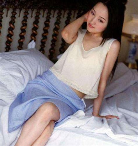 49岁杨钰莹泳池照，美成20岁少女，跟机场照像两个人？赖文峰感情时候