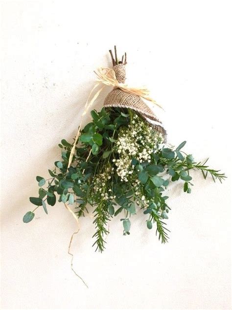 ドライフラワー ユーカリとローズマリー、かすみ草のスワッグ ドライフラワー 花の植え付け かすみ草 ドライフラワー