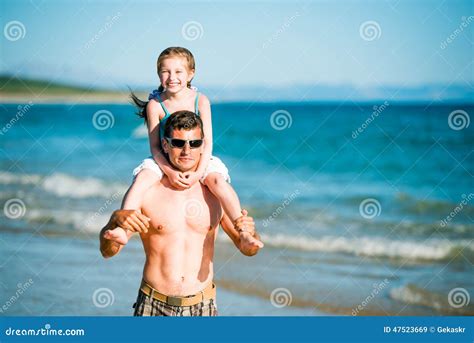 Vater Und Tochter Auf Dem Strand Stockbild Bild Von Kaukasisch