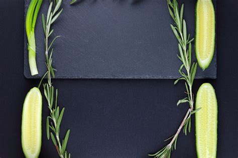 녹색 과일 야채 및 창조적인 복사 공간 검은 배경에 로즈마리 천연 제품 녹색에서 프레임입니다 아보카도 키 위 라임 및 슬레이트 보드에 애플 상위 뷰 0명에 대한 스톡 사진