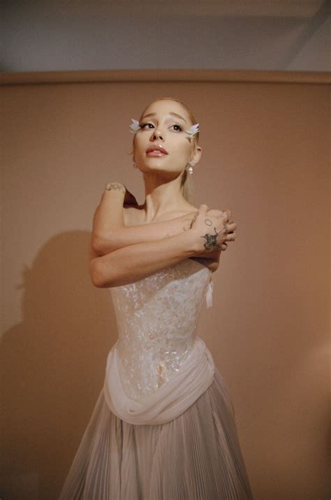 Ariana Grande Nos Hechiza Con Un Vestido Blanco De Loewe Y Alas En El