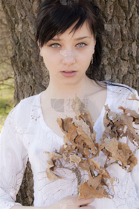 美丽的黑发女孩