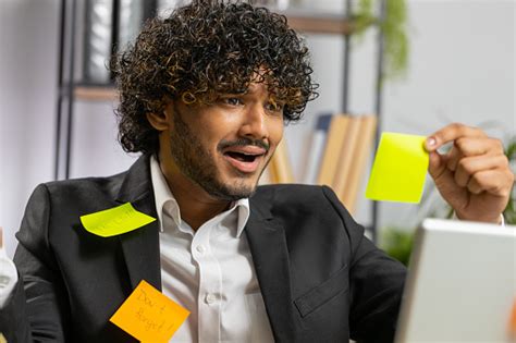 피곤한 슬픈 지친 사업가가 많은 스티커 작업 공황 발작으로 사무실에서 노트북으로 작업하고 있습니다 20 24세에 대한 스톡 사진 및 기타 이미지 Istock