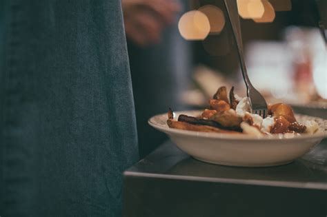 Poutine 제공 만든 감자 튀김 두 부 치즈와 육즙 스프 요 패스트 푸드를 먹을 준비가 되셨습니까 퀘벡과 캐나다 지역 요리 전문 푸틴 감자에 대한 스톡 사진 및 기타