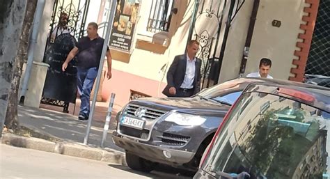 САМО В ПИК Кирил Петков на мистериозен обед в столичен ресторант забелязан е и едър строителен