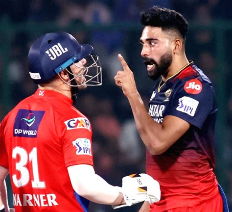 Rcbs Bowler Mohammed Siraj Has An Angry Word With Dcs Captain David Warner