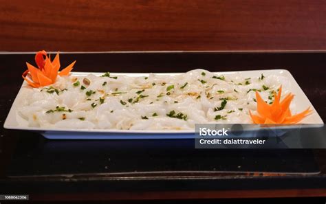 베트남 음식 반 푸 이름 쌀 국수 롤 또는 압 연된 케이크 만든 버섯 가득 쌀 반죽에서 베트남 돼지고기 소시지를 곁들인 돼지고기 슬라이스 오이 콩나물과 소스 가공육에 대한