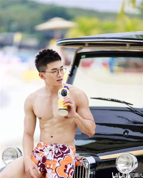 白领男的衬衫下藏着质感肌肉，大片级的写真帅到令人窒息 哔哩哔哩
