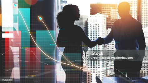 실루엣 악수 비즈니스맨 데이터 분석의 성공과 팀워크를 통한 회사 성장이 겹쳐집니다 파트너십 계약 및 직원 및 그래프 판매 및 거래 전략 회의 악수에 대한 스톡 사진 및 기타