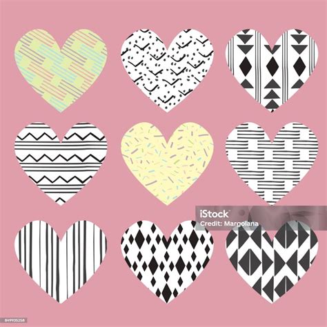 귀여운 도트와 초대 또는 인사말 카드 디자인에 대 한 줄무늬 핑크 배경에 마음 낙서 드로잉에 대한 스톡 벡터 아트 및 기타 이미지 낙서 드로잉 모던 양식 벡터