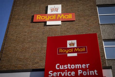 Over 100000 Royal Mail Workers Go On Strike In The Uk
