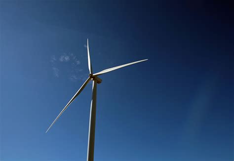 아름다운 화창한 여름 가을 산악 풍경에 풍력 터빈 산을 통과하는 매력적인 길 녹색 생태 발전 에너지 생성 이미지 0명에 대한 스톡 사진 및 기타 이미지 Istock