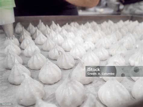 달콤한 준비를 위해 굽는 파이핑 백으로 흰색 소용돌이 머랭을 만드는 페이스트리 셰프 베이커 가방에 대한 스톡 사진 및 기타 이미지 가방 관 튜브 귀여운 Istock