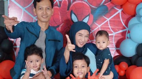 10 Potret Mesra Fedi Nuril Dan Istri Menyala Abangku Ini Kisah