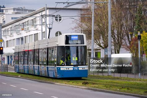 구름 낀 가을날 스위스 취리히시를 지나는 파란색과 흰색 트램의 운전 학교 거리에 대한 스톡 사진 및 기타 이미지 거리 건물 외관 교통수단 Istock