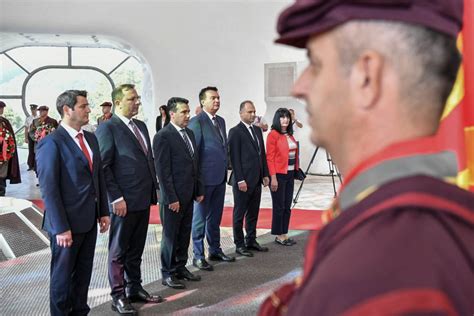 Владина делегација предводена од премиерот Заев оддаде почит и положи цвеќе на вечното