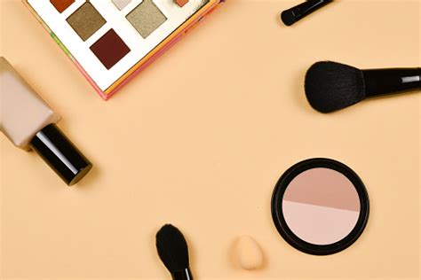화장품 미용 제품 파운데이션 립스틱 아이 섀도우 아이 래쉬 브러시 및 도구와 전문 트 렌 디 한 메이크업 제품 개념에 대한 스톡 사진 및 기타 이미지 Istock