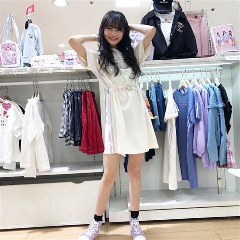 小生意気なJS小学生が未成熟なおっぱいを隠すスポブラ少女のエロい画像 ロリ校生の専科