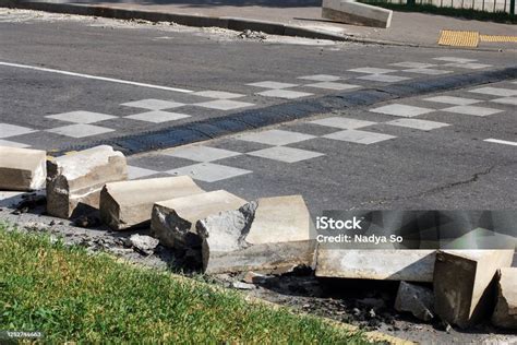 도로 공사 도로에 콘크리트 뿌리 뽑힌 연석 블록의 조각 보도를 수리 아스팔트 도로에 속도 범프 0명에 대한 스톡 사진 및 기타 이미지 Istock