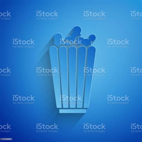 파란색 배경에 고립 된 골판지 상자 아이콘에 종이 컷 팝콘 팝콘 버킷 박스 종이 아트 스타일입니다 벡터 일러스트레이션 배경 주제에 대한 스톡 벡터 아트 및 기타 이미지