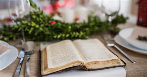 크리스마스 시간에 집에서 저녁 식사를 위해 식탁에 성경 책을 열었습니다 사진 Unsplash의 종려 주일 이미지