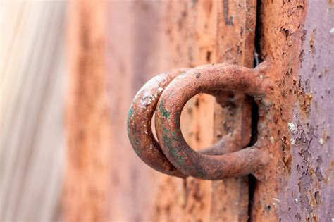 오래 된 금 칠한 페인트와 녹을 가진 금속 문에 자물쇠를 위한 철 경첩 0명에 대한 스톡 사진 및 기타 이미지 0명 갈색 강철 Istock