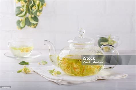 투명 차 주전자에 있는 린덴 차 흰색 바탕에 초본 라임 트리 차를 가진 유리 차 냄비 약용 식물 꽃 허브 차와 팅 크에 사용 됩니다 0명에 대한 스톡 사진 및 기타 이미지