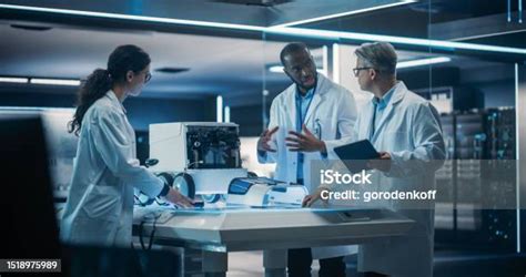 다양한 산업용 로봇 전문가 팀이 모바일 로봇과 함께 테이블 주위에 모였습니다 인공 지능을 사용한 자동화된 로봇 배달 도우미에