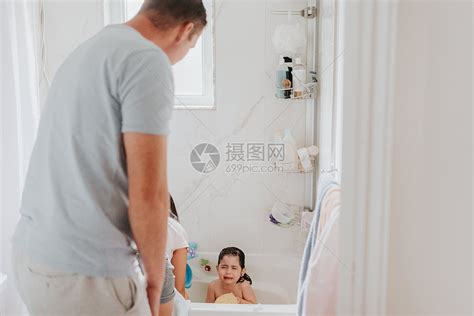 爸爸看着妈妈给女儿洗澡高清图片下载 正版图片501889444 摄图网