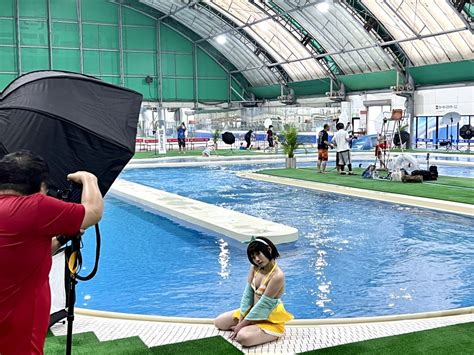 プールサイドで撮影する様子 周南経済新聞