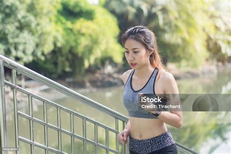 젊은 아시아 여자는 아침에 길거리에서 실행 건강 복사 공간 의식 개념입니다 영 스포츠 도시 계단에 위층 실행 하는 아시아 여자 휘트니스 스포츠 사람과 건강 한 라이프 스타일