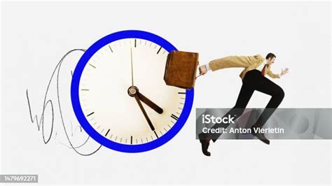 남자와 예술 콜라주의 불균형 스타일 양복을 입고 흰색 배경 위에 직장으로 달려가는 노동자 피곤한에 대한 스톡 사진 및 기타 이미지 Istock