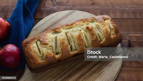 어두운 나무 배경에 애플 스폰지 케이크입니다 공간을 복사합니다 베이킹 개념입니다 0명에 대한 스톡 사진 및 기타 이미지 0명 갈색 건강한 생활방식 Istock