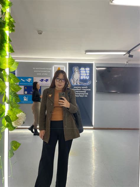 Сургуулийн лого нтр ийн дэргэд зураг авахуулж яваагүйм байна Tsend Ayush Tuvshintur