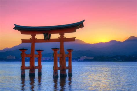 რატომ იღიმიან იაპონელები მწუხარების შესანიღბავად