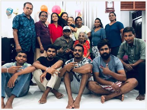 සුපිරි ගායක චාමර වීරසිංහගේ වැඩිමල් දියණිය පවුලේ සියලු දෙනා සමගින් උපන්දිනය සමරු හැටි මෙන්න