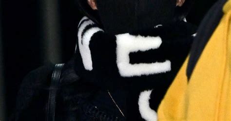 블랙핑크 제니 어둠 속 빛나며 사진