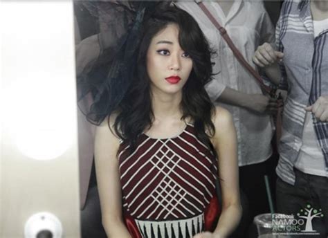 김효진 립스틱 하나로 매력 발산 치명적 고혹미 연예 기사 더팩트