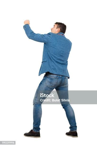 흰색 배경 위에 고립 된 전투 위치에 서 전투에 대한 준비가 화가 사업가의 전체 길이 초상화 사람들은 자기 방어 힘과 동기 부여 개념 당신의 두려움을 싸울 남자에 대한 스톡