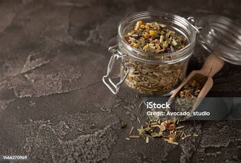 투명한 항아리에 녹차 잎을 곁들인 허브 티 나무 숟가락에 허브 티입니다 차 개념입니다 공간을 복사합니다 0명에 대한 스톡 사진 및 기타 이미지 Istock